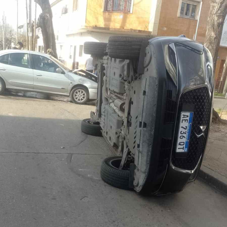 Bernal: choque entre dos autos dejó tres heridos y un vehículo volcado